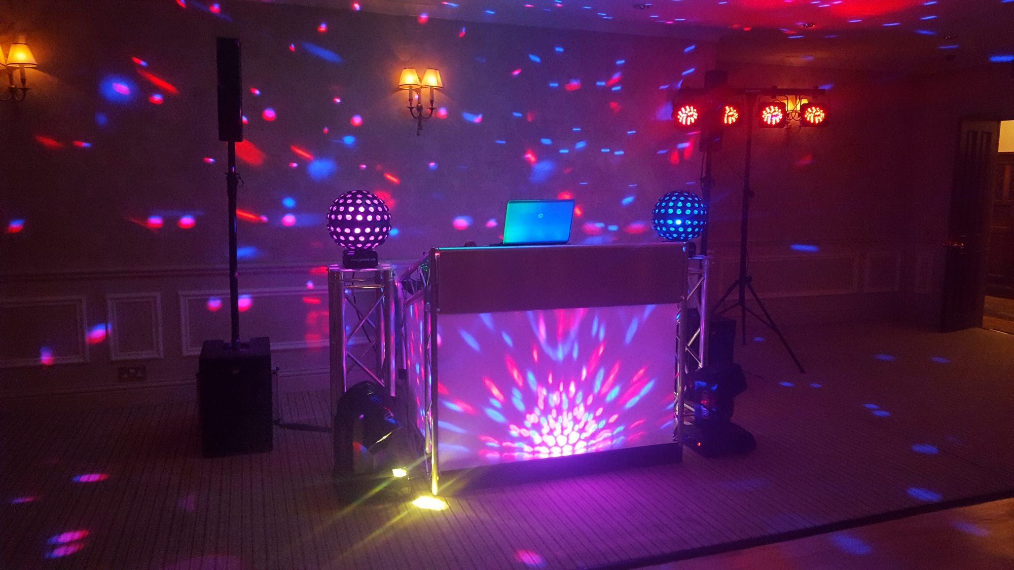 Mobile Discos in Cheshire & Wedding DJs - Hipswing Wedding Disco ...